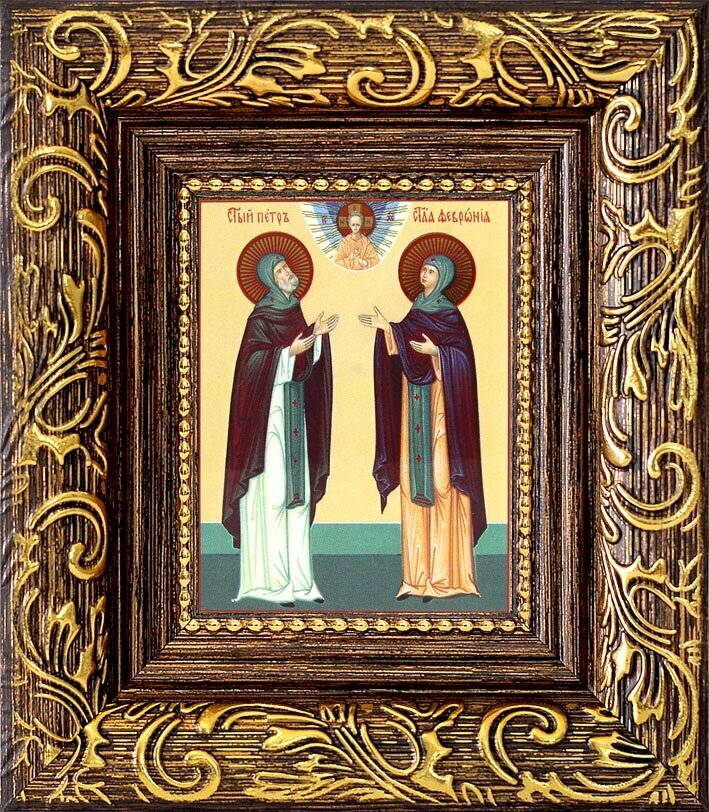Благоверные князья Петр и Феврония Муромские (лик № 015), икона в широкой темной пластиковой рамке 10,5*12 см