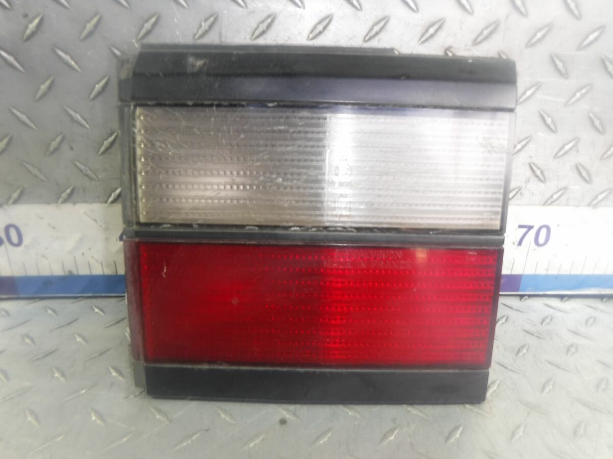 Фонарь задний внутренний правый Volkswagen Passat B3 (1988—1993) 333945108