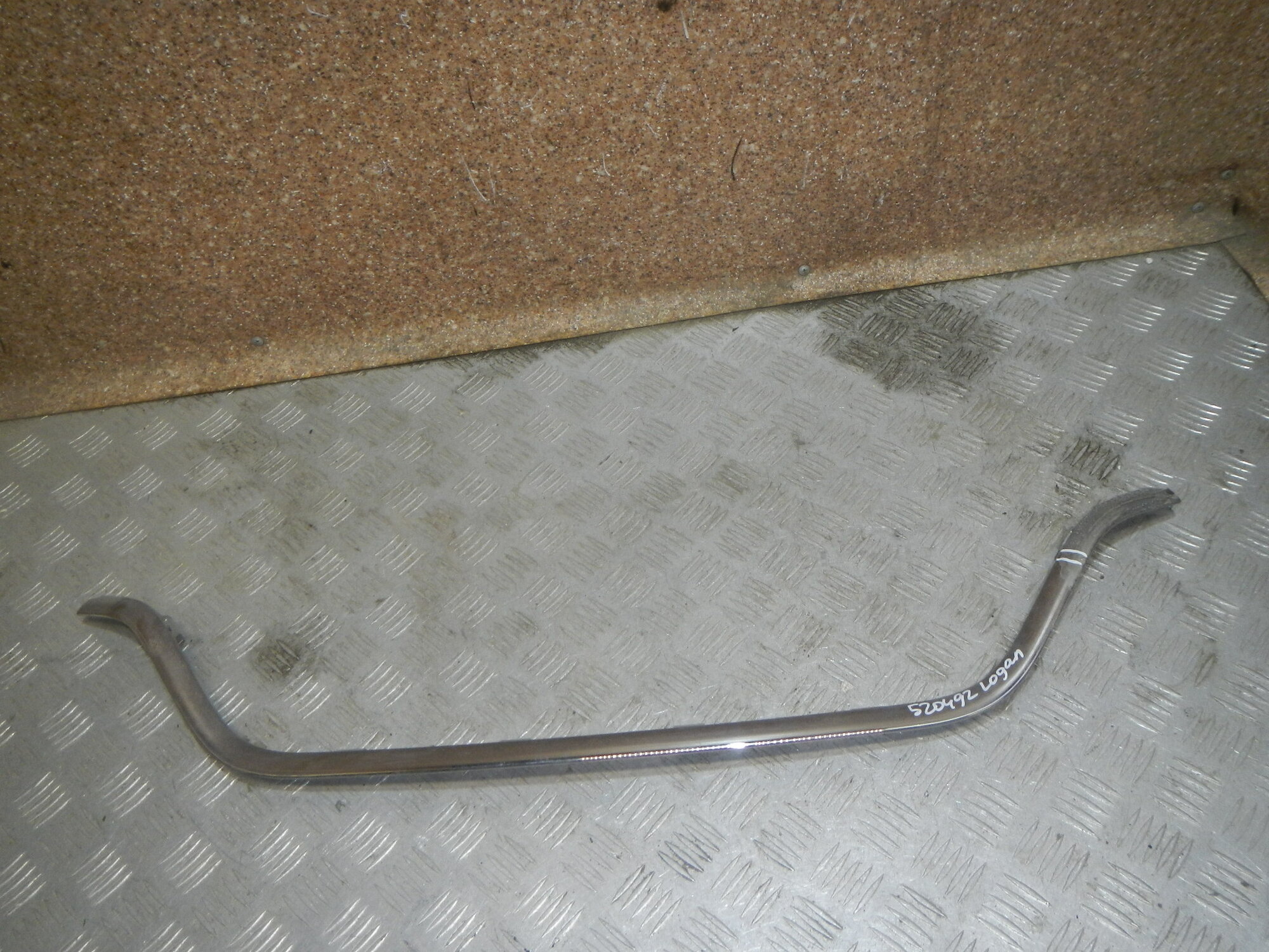 Б/У Накладка на решетку радиатора, Renault (Рено)-LOGAN (14-) RENAULT LOGAN (14-) хром Трещина. 520492 RENAULT арт. 62385...