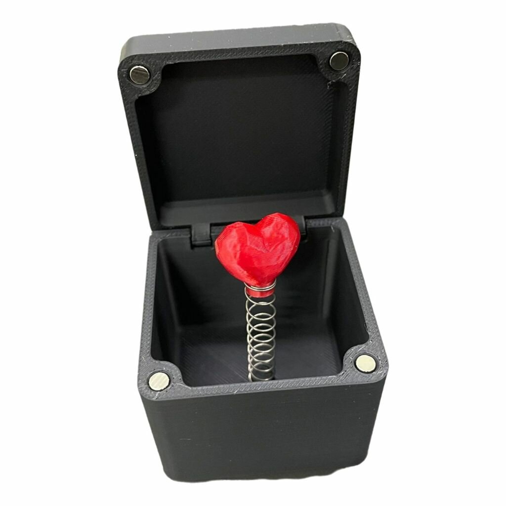 Сердце в коробке с розой
