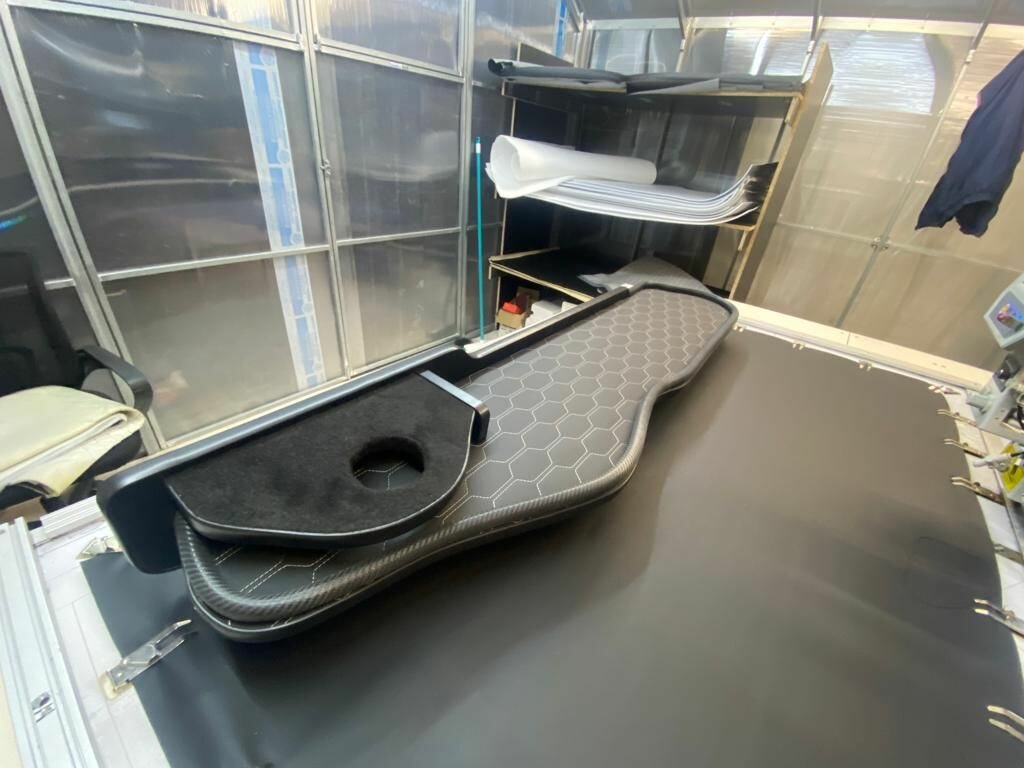 Столик с ящиком и подстаканником для КамАЗ KAMAZ Черная экокожа Серые соты