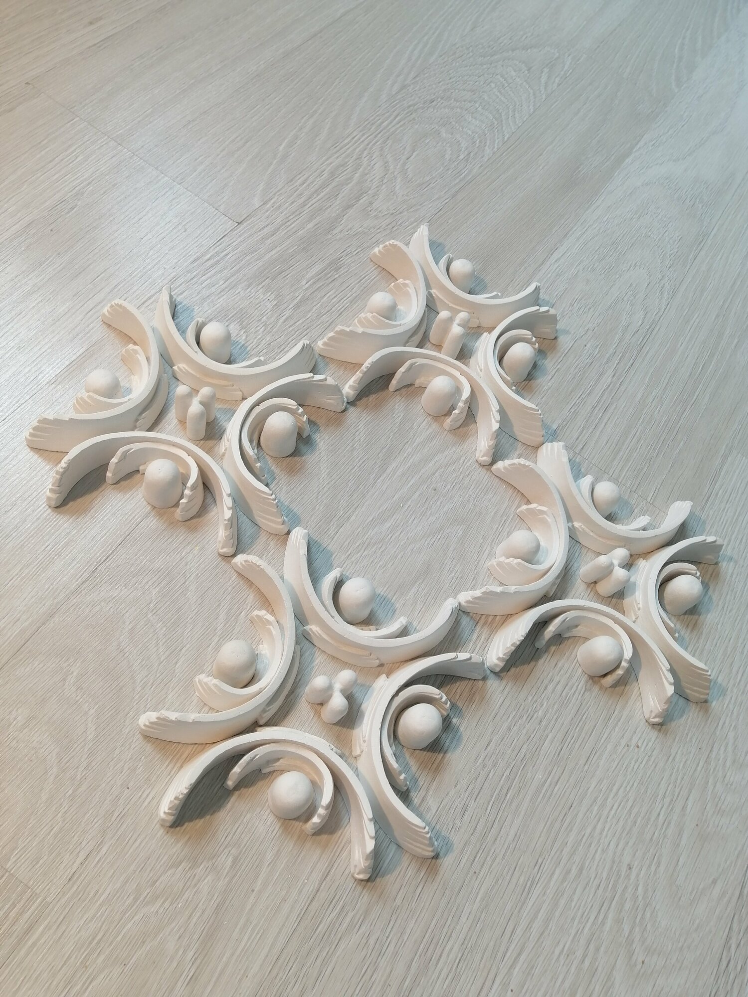 Перья и жемчуг(украшение настенное из гипса)