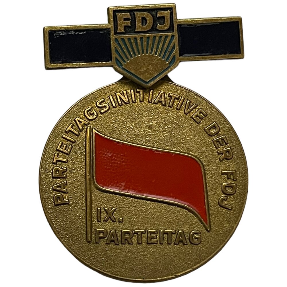 Знак "IX съезд. Союз свободной немецкой молодежи" Германия (ГДР) 1977 г.