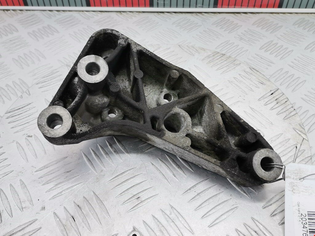 Кронштейн (крепление лапа траверса) кпп Opel Astra G 90538555 арт. 2034764