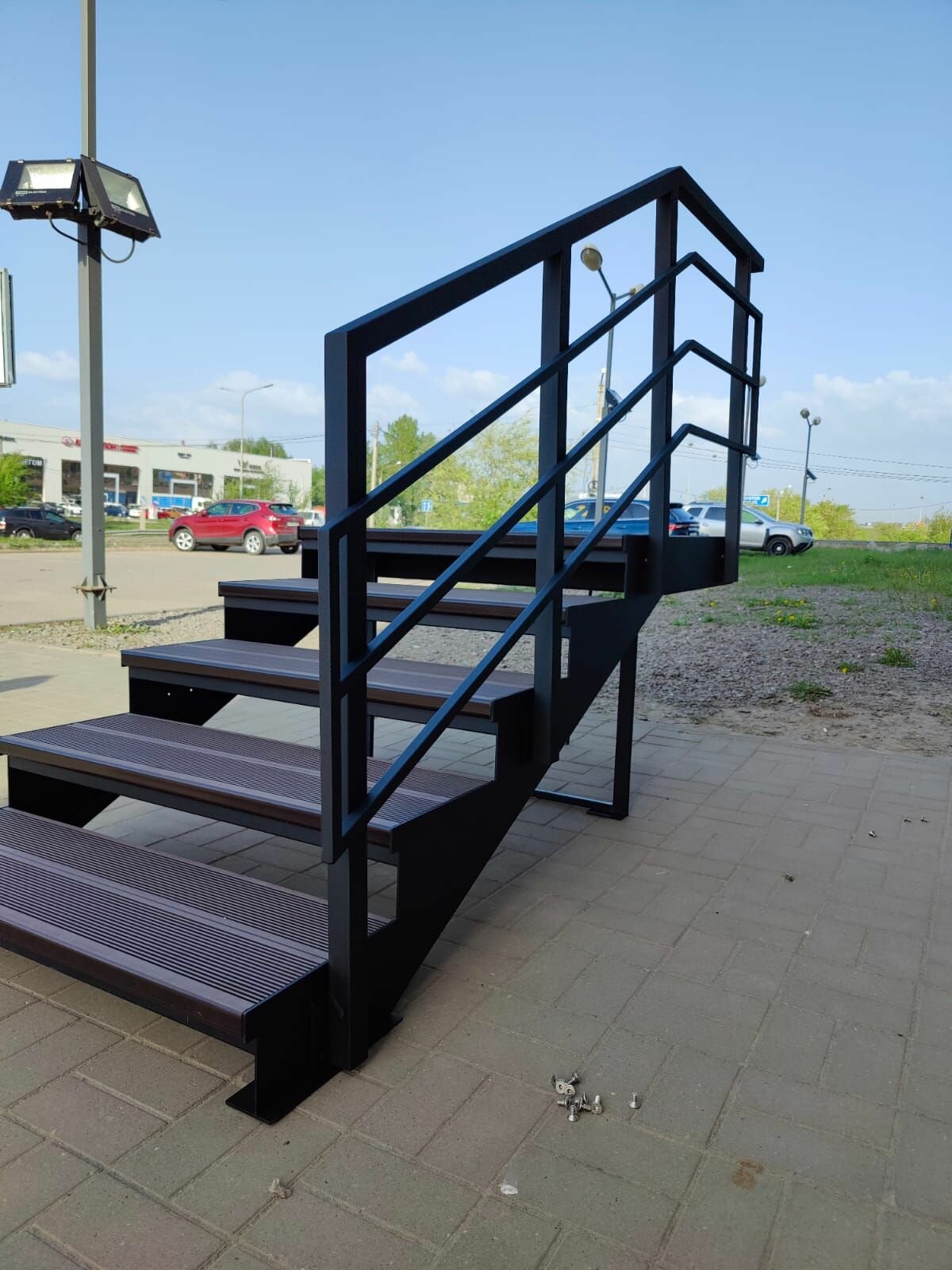 Лестница-крыльцо 6 ступеней с площадкой, с ДПК, ограждения с правой стороны, Ширина 1,3 м, высота 1,08м.