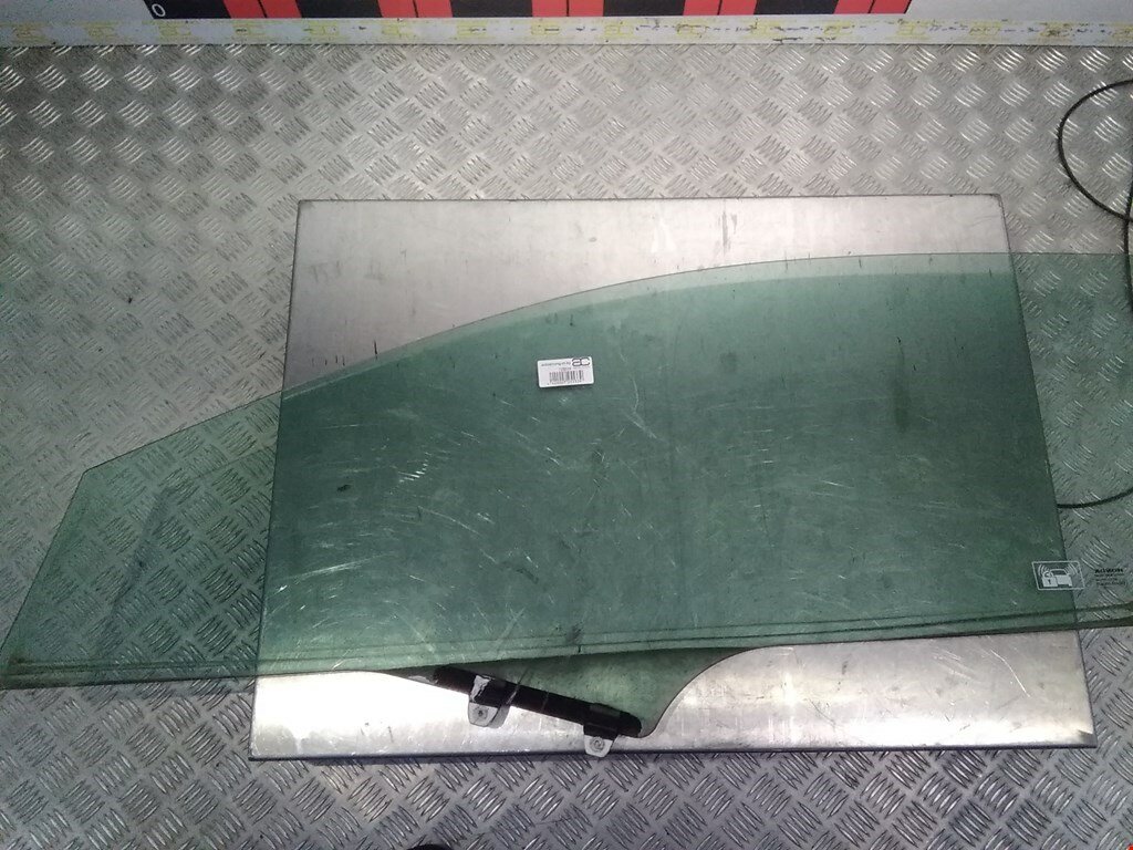 Стекло двери передней правой Honda Civic 8 73300SMRE00 арт. 725533