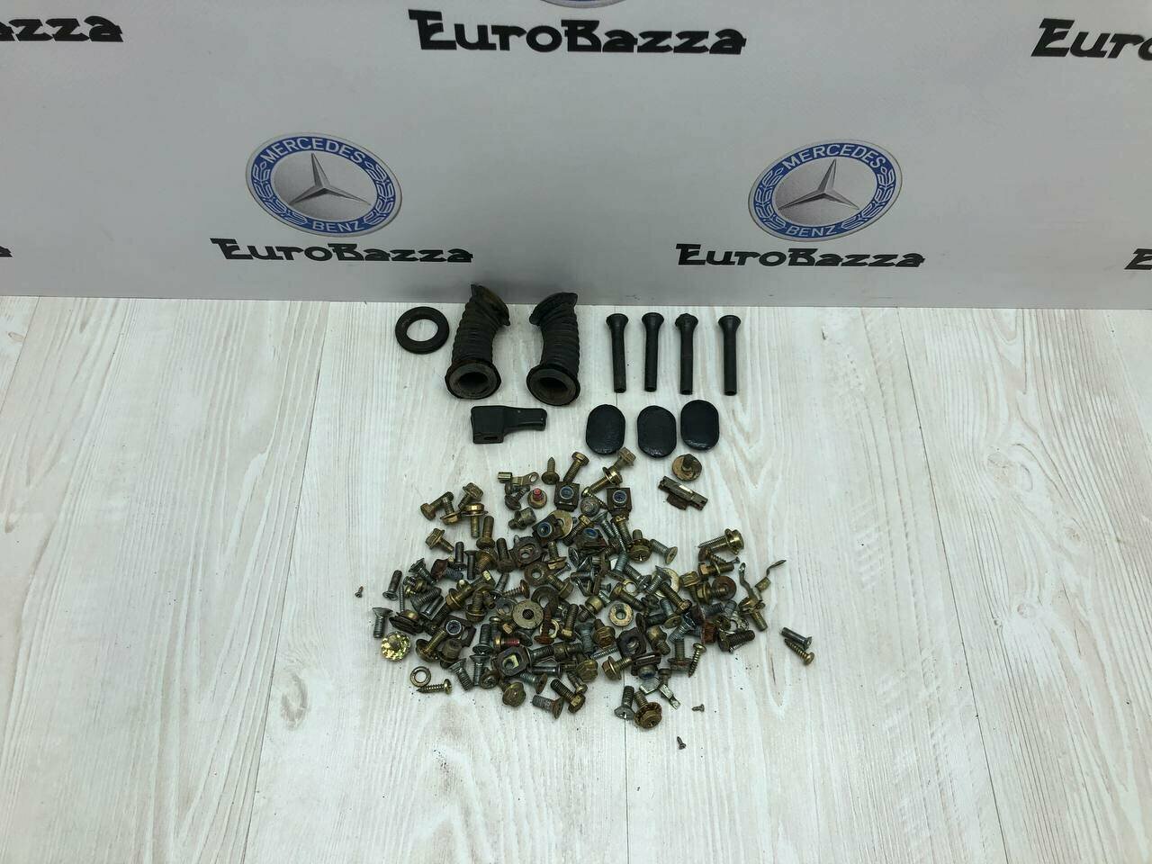 Крепления двери Mercedes W116 A1169920010