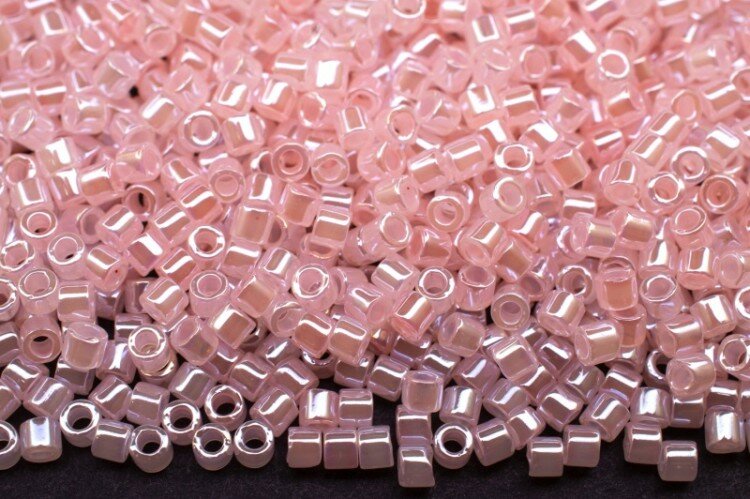 Бисер японский MIYUKI Delica цилиндр 10/0 DBM-0234 хрусталь/нежный лосось, окрашенный изнутри, 5 грамм