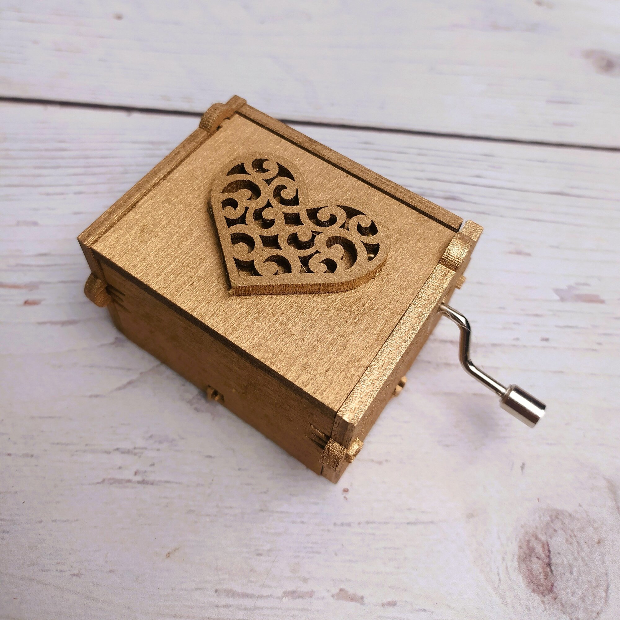 Музыкальная деревянная шкатулка-шарманка из фанеры Сердечко резное золото с мелодией FROZEN