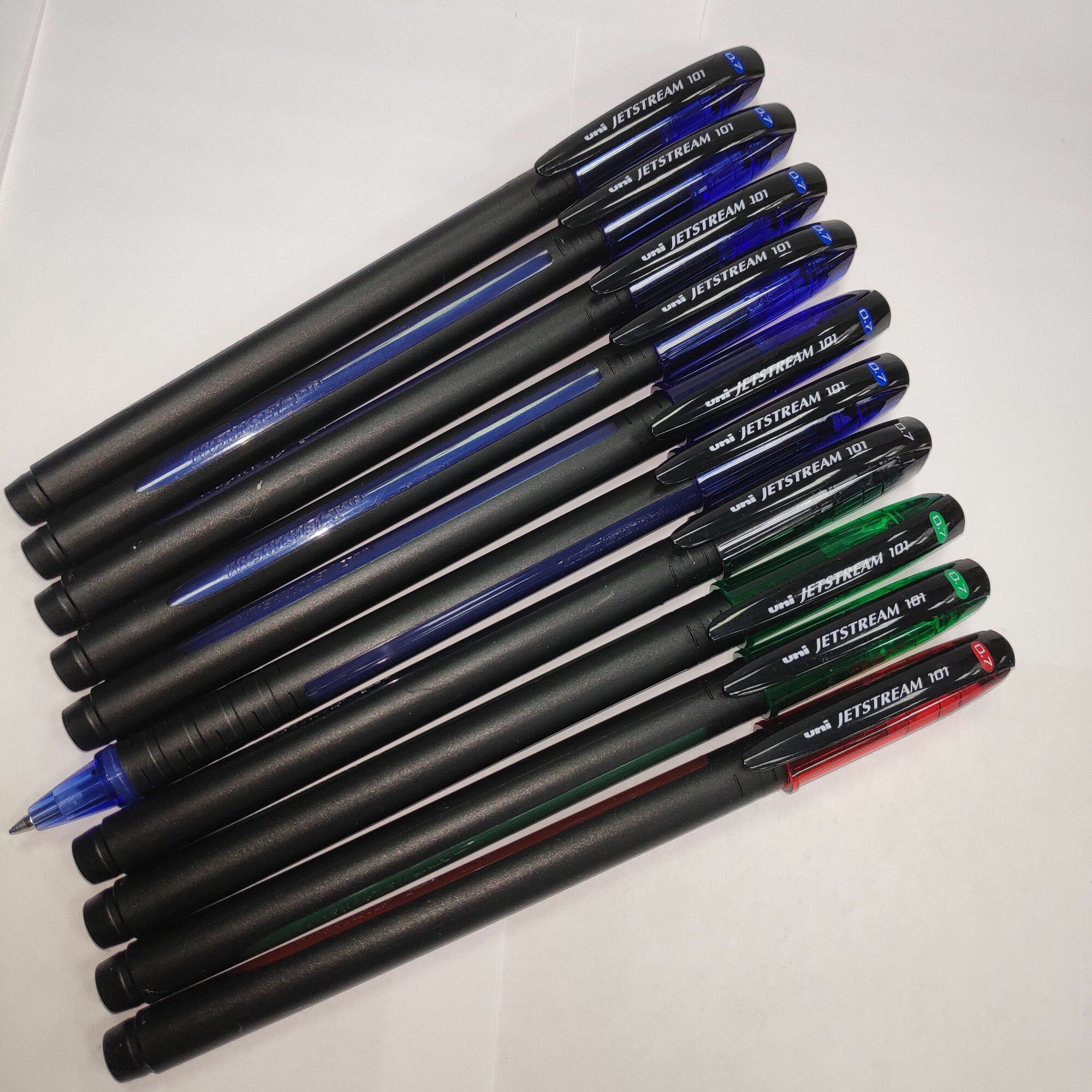 Набор из 12 ручек разноцветных шариковых 0.7 мм UNI "Jetstream 101" тёмный корпус.