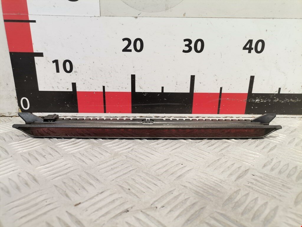 Фонарь дополнительный тормозной (стоп-сигнал) Volkswagen Golf 4 1J6945131C арт. 1529661