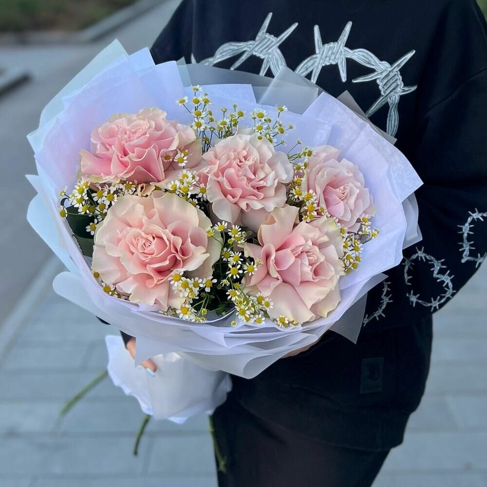 Букет из французских роз и ромашек в дизайнерской упаковке - Plaza Flowers
