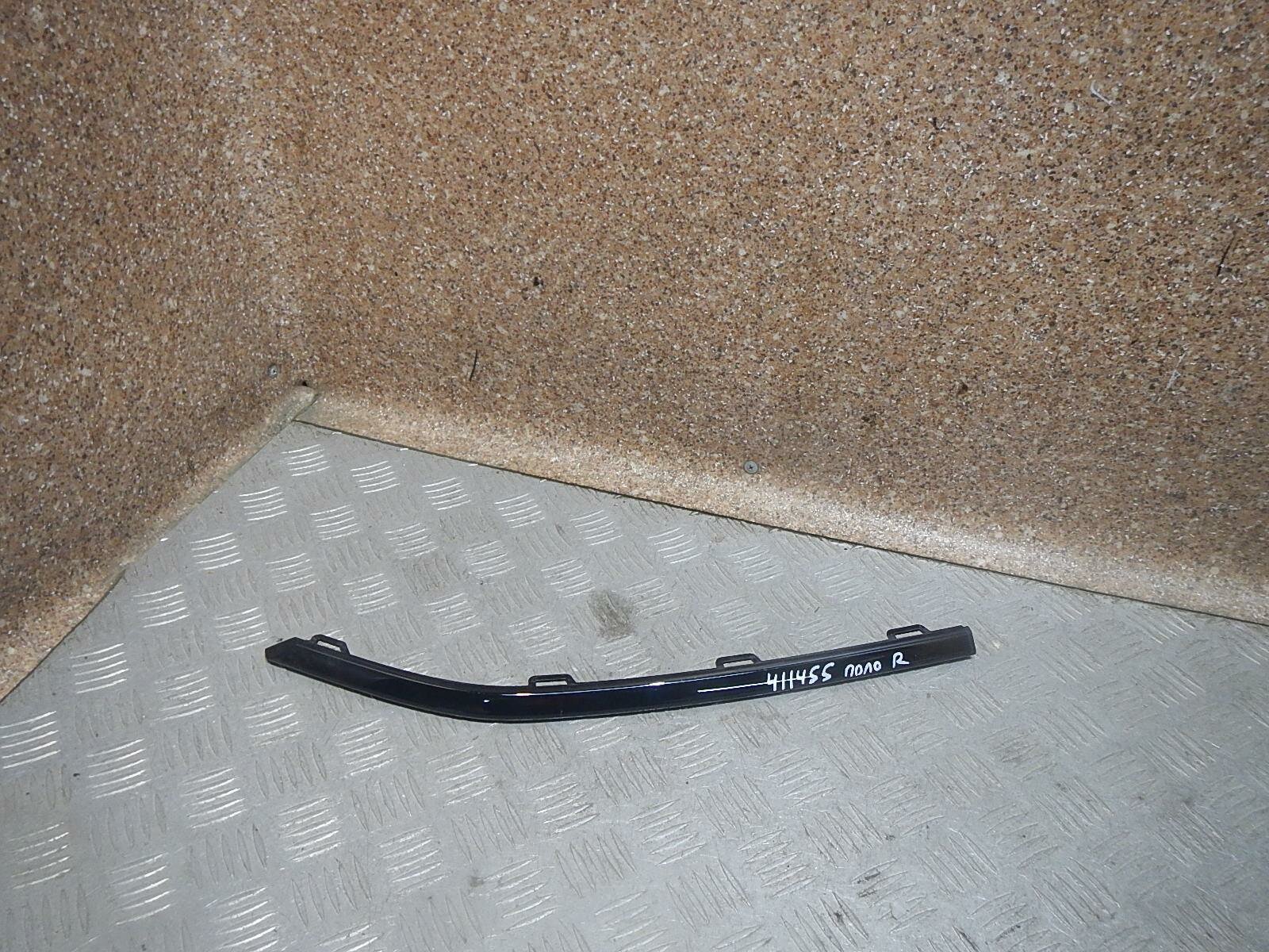 Б/У Накладка на решетку радиатора, Volkswagen (Фольксваген)-POLO (20-) VOLKSWAGEN POLO (20-) Правая. Без повреждений. 411...