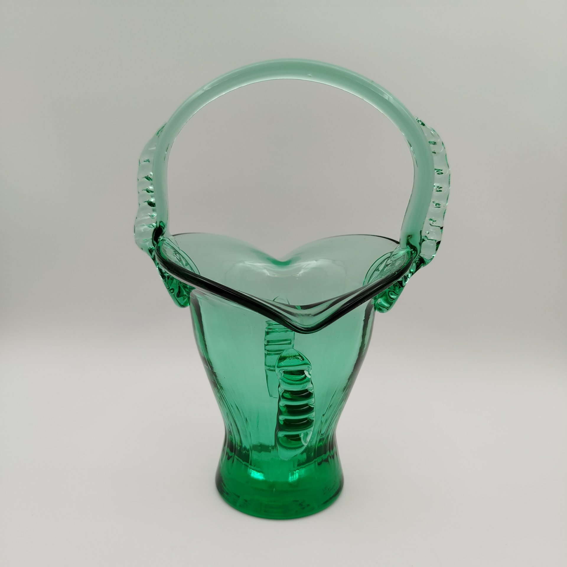 Конфетница в виде корзинки с волнистым бортом и рельефной ручкой, стекло