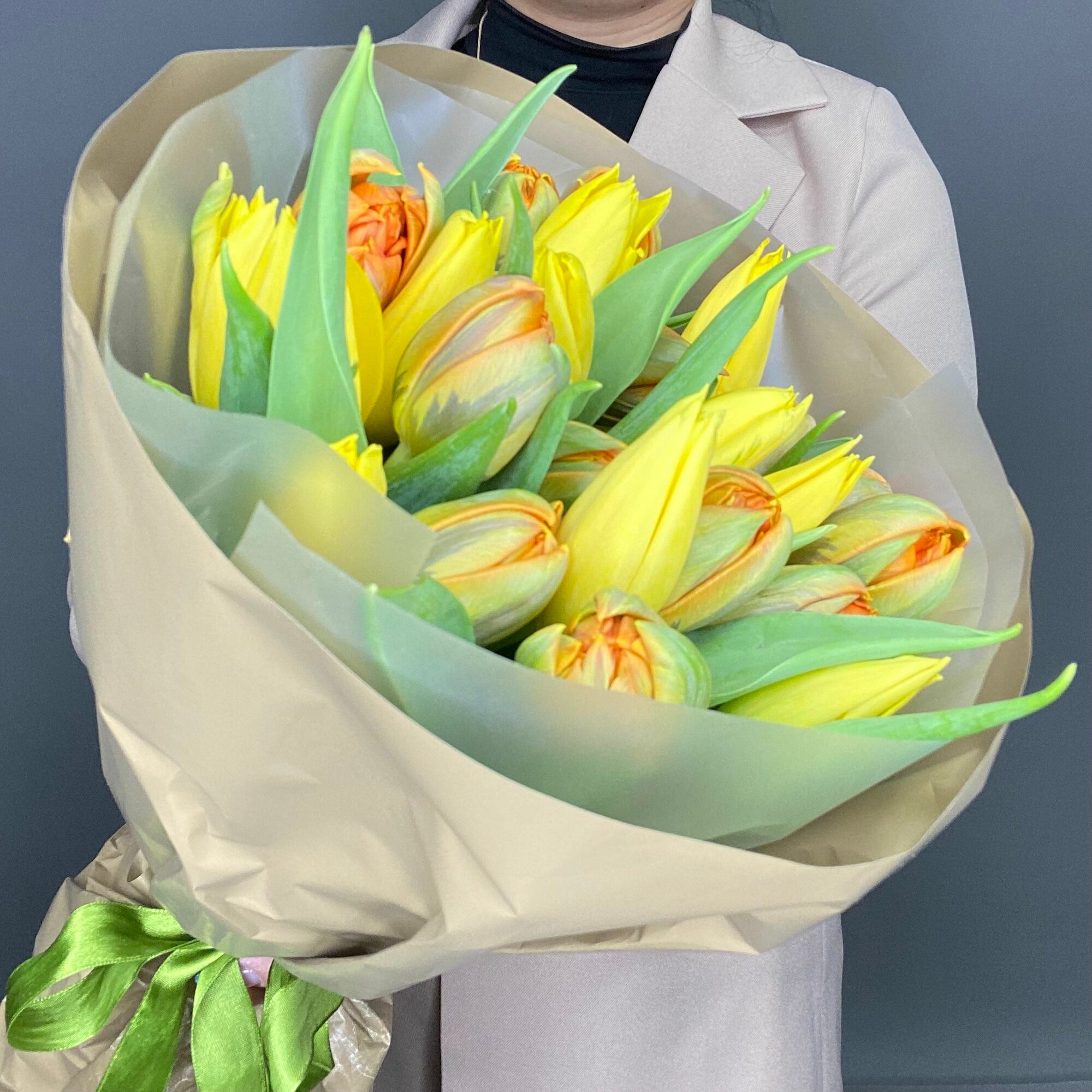 Желтые тюльпаны (тюльпаны), высота букета 40 см, ширина 20 см