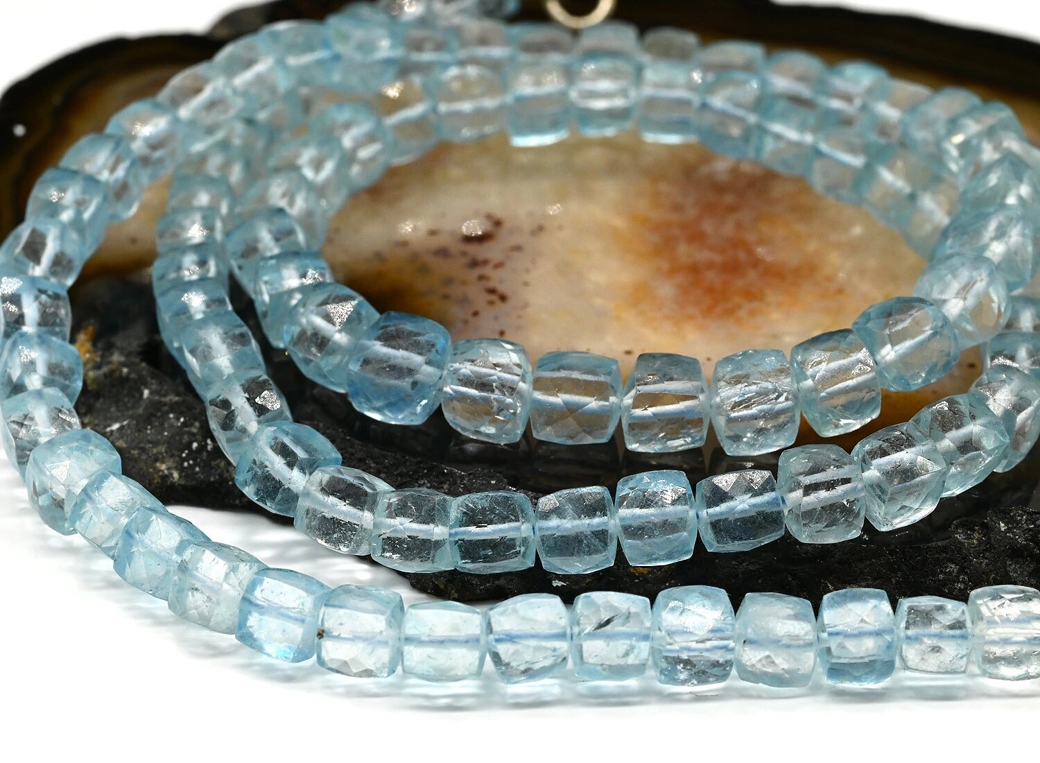 Бусы, топаз