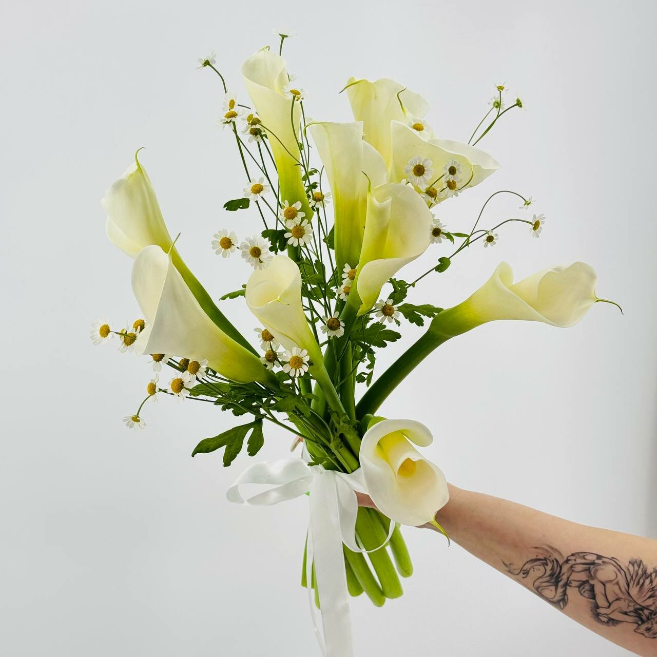 Каллы с полевыми ромашками танацетум матрикария. Живые цветы