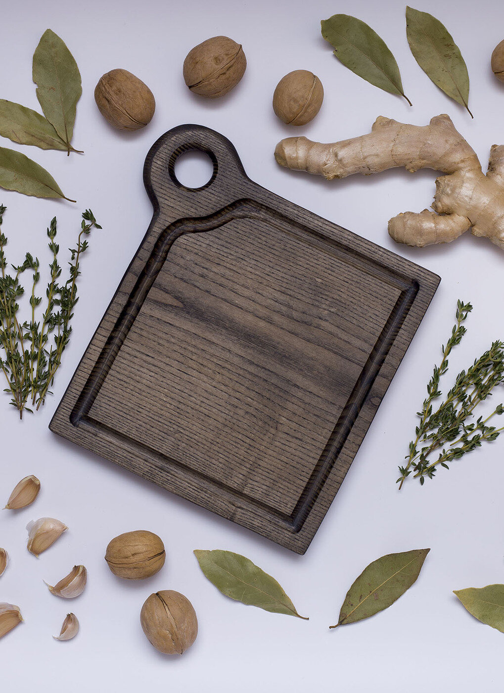 Деревянная разделочная доска с желобком. Цвет черный. Дерево - Ясень. Столярная мастерская Yasen