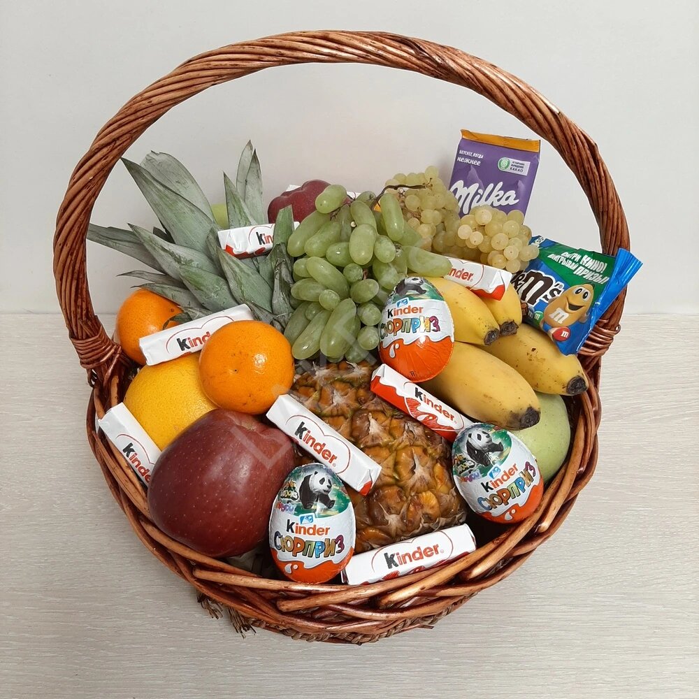 Корзинка фруктов LAKRES, с ананасом и сладостями, общий вес 5 кг