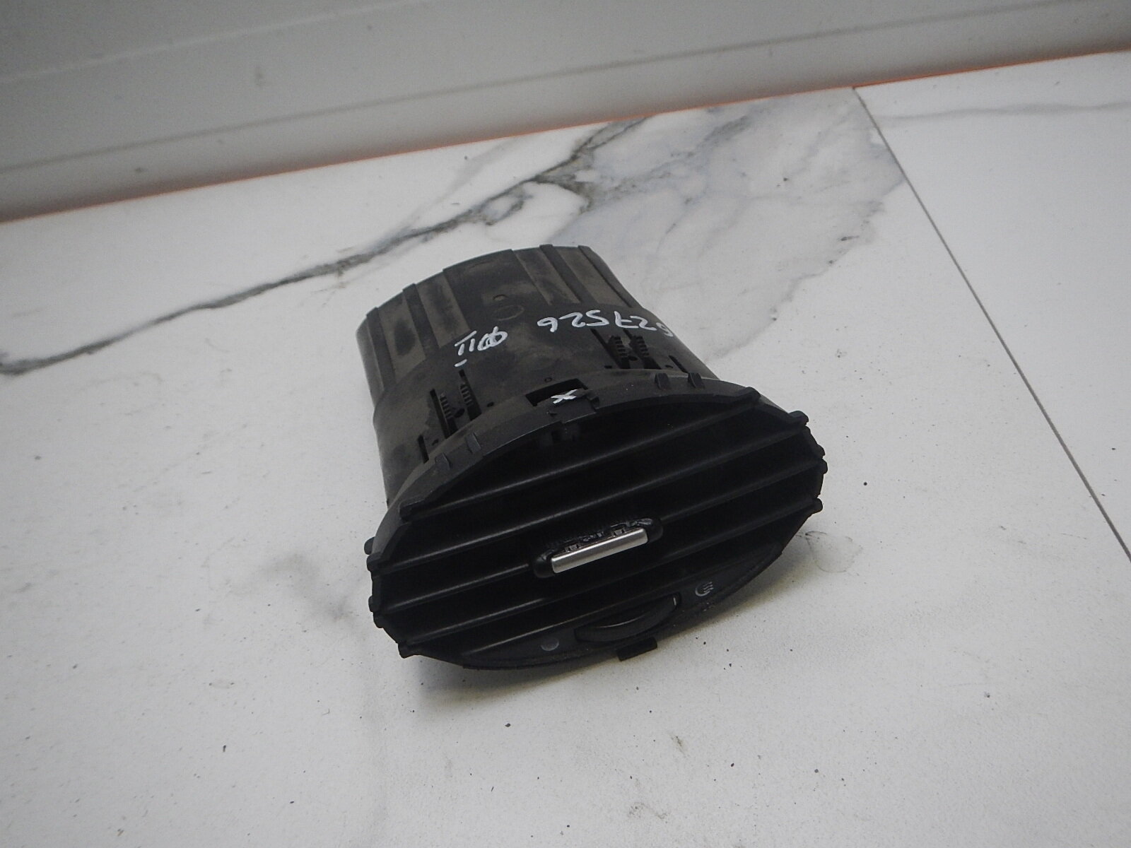 Б/У Дефлектор воздушный, Ford (Форд)-FOCUS 2 (08-11) FORD FOCUS 2 (08-11) Сломано крепление, без рамки. 627526 FORD арт....