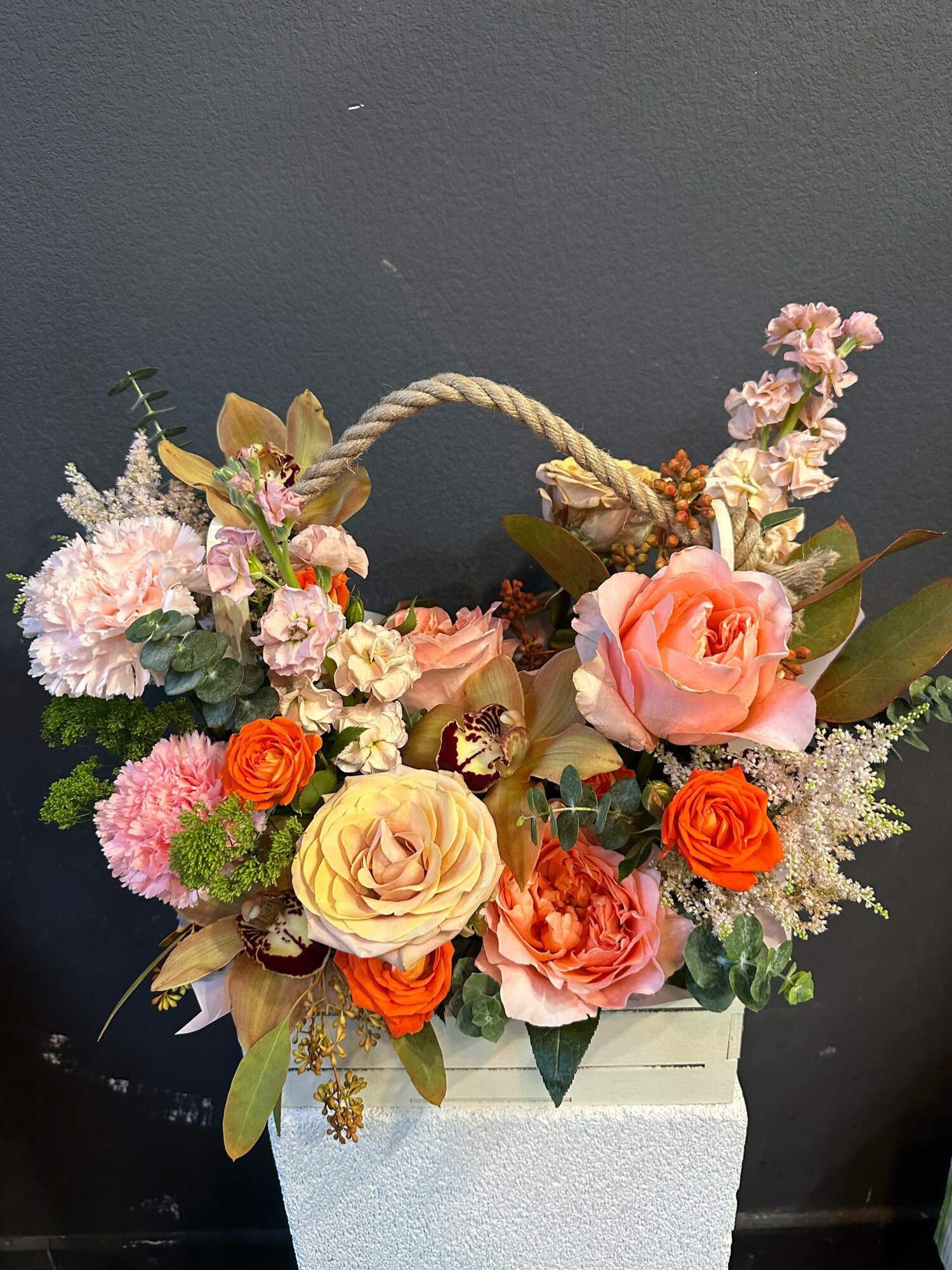 Композиция в ящике из пионовидных роз, диантусов, маттиолы и стойкого цимбидиума