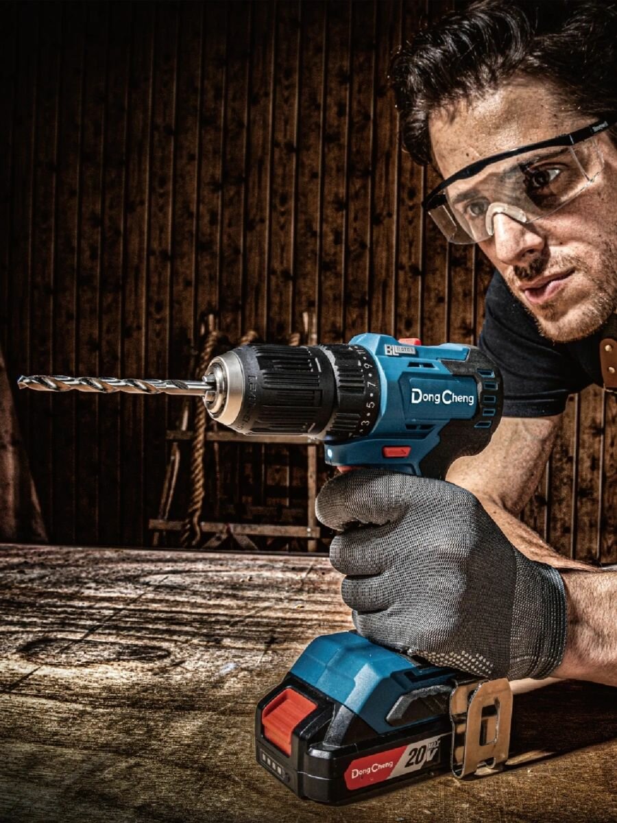 Дрель-шуруповерт аккумуляторная DONGCHENG DCJZ2050 2Ач, 50Нм, бесщеточный, 2 скорости, быстрозажимной патрон 13мм, кейс