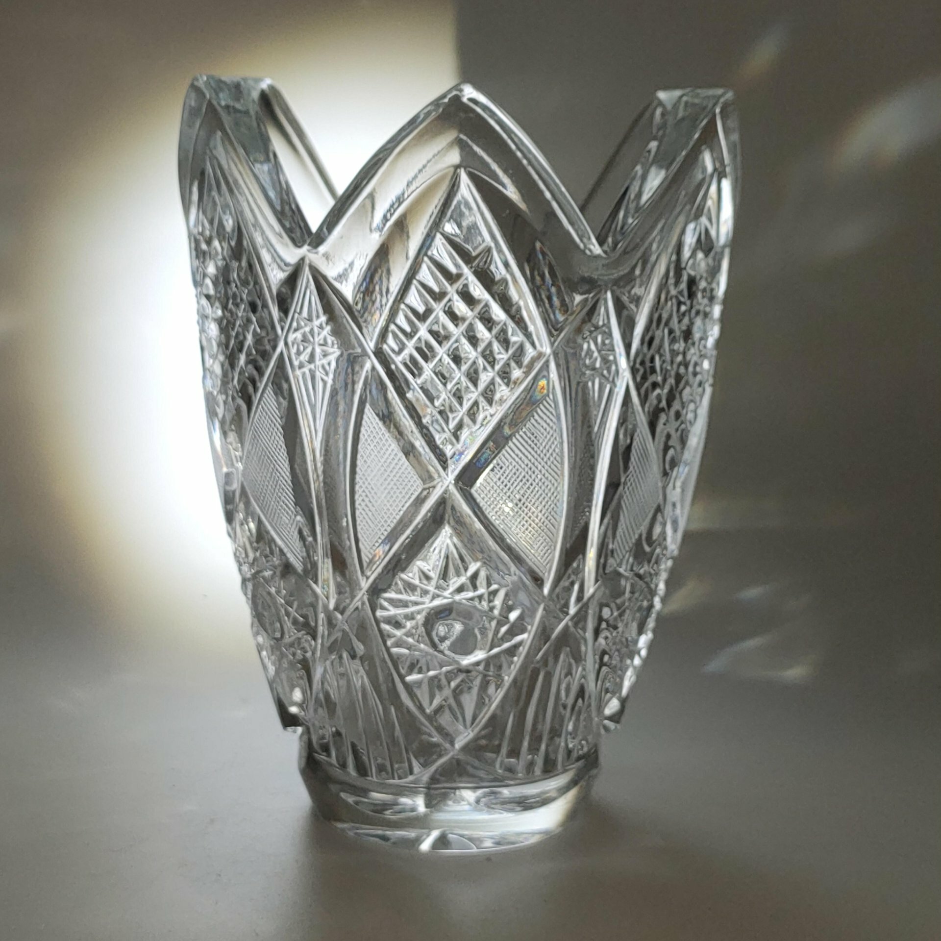 Ваза для цветов с резным геометрическим декором, хрусталь, алмазная грань