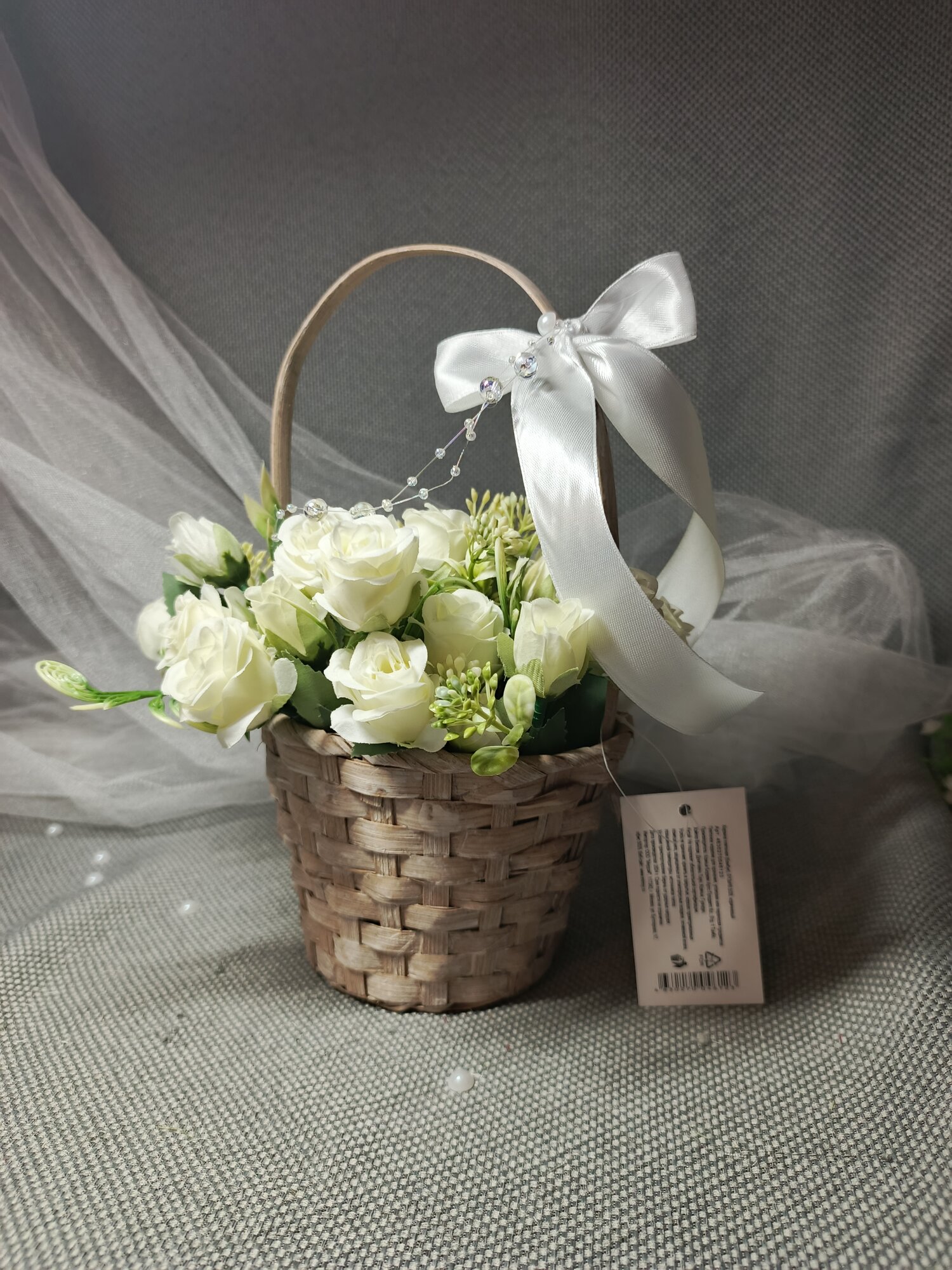 Корзинка с искусственными цветами для торжественной церемонии или декора.