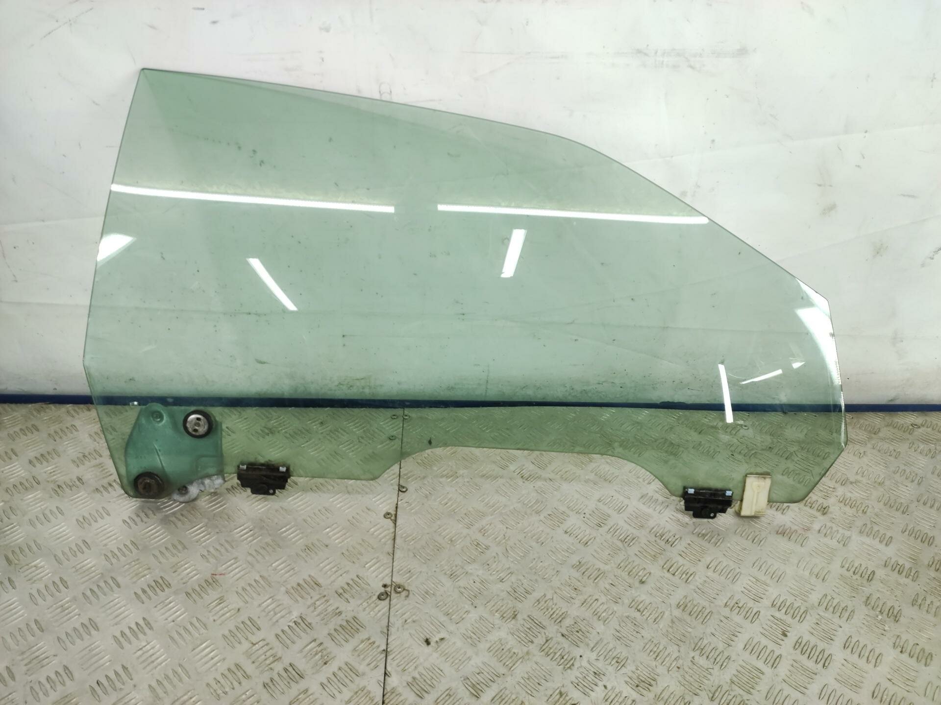 Стекло двери передней правой Chrysler Sebring 2 2001