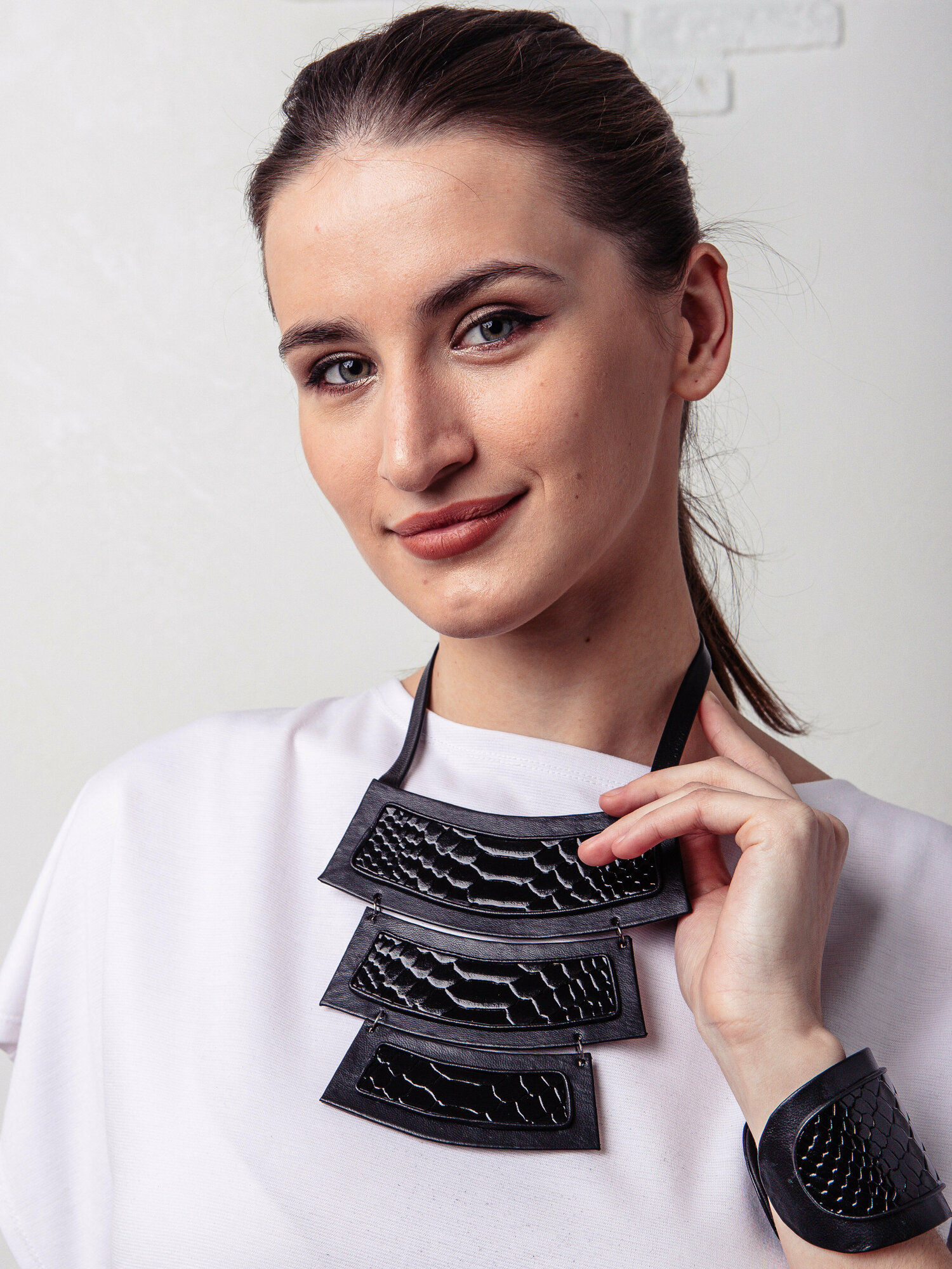 Колье, кожа