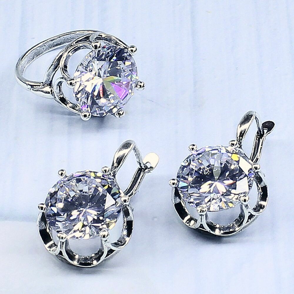 Комплект бижутерии: серьги, кольцо, фианит