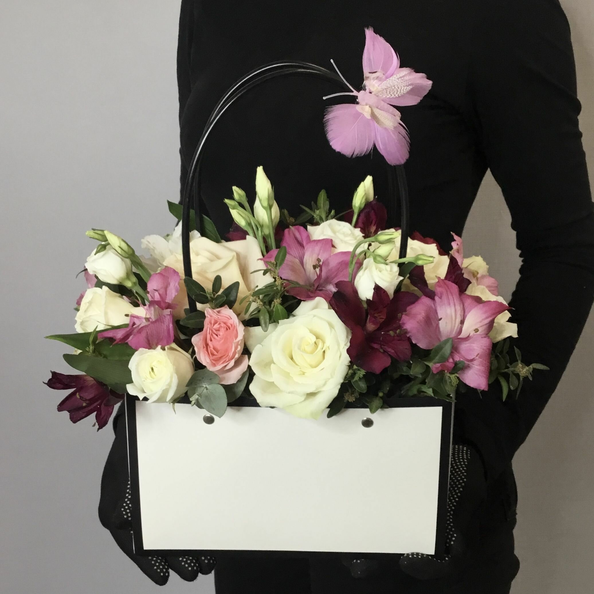 Сумочка с розами и альстромерией с бабочкой