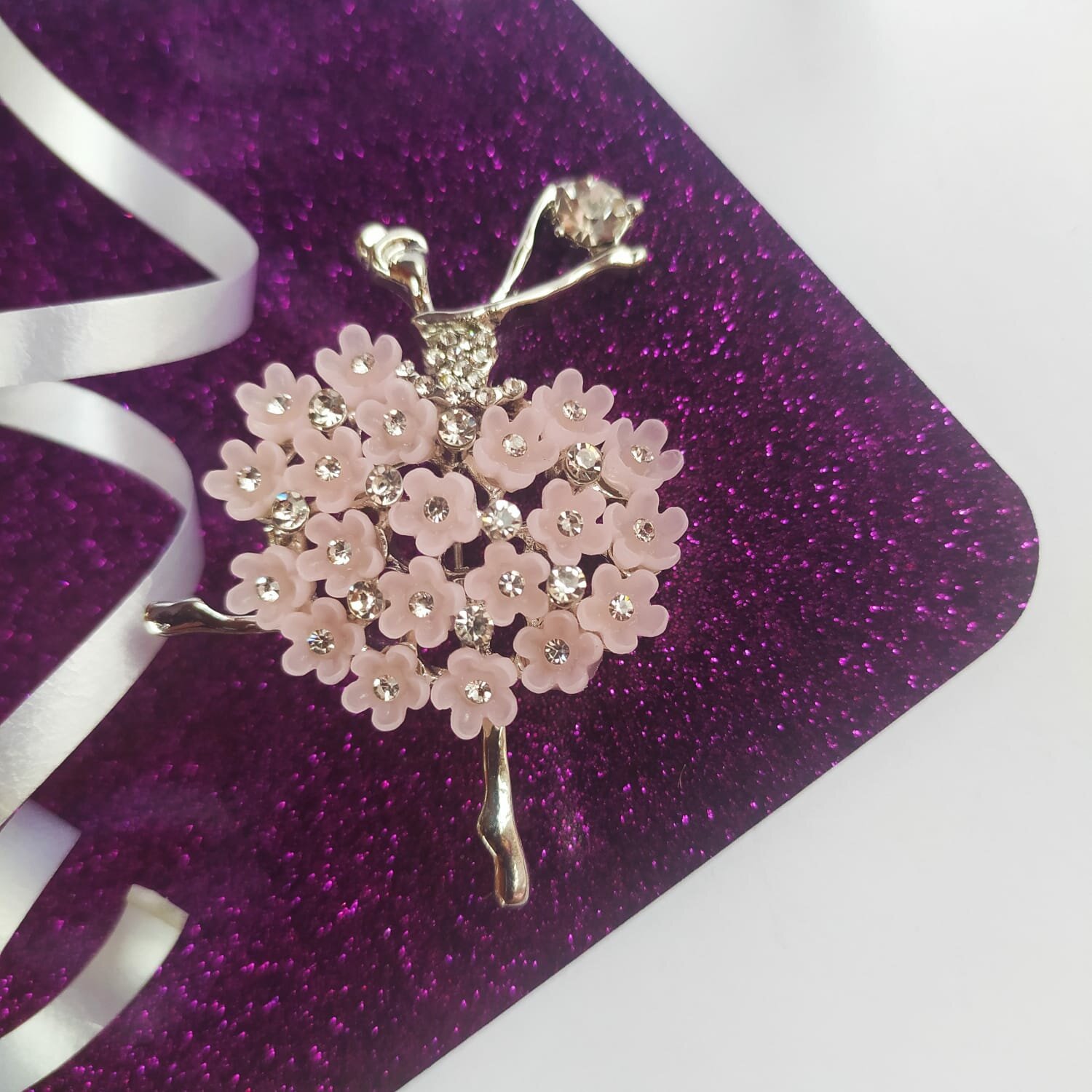 Брошь, стразы, пластик