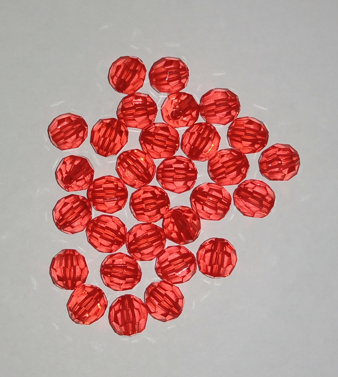 Бусины красные многогранные 10 мм
