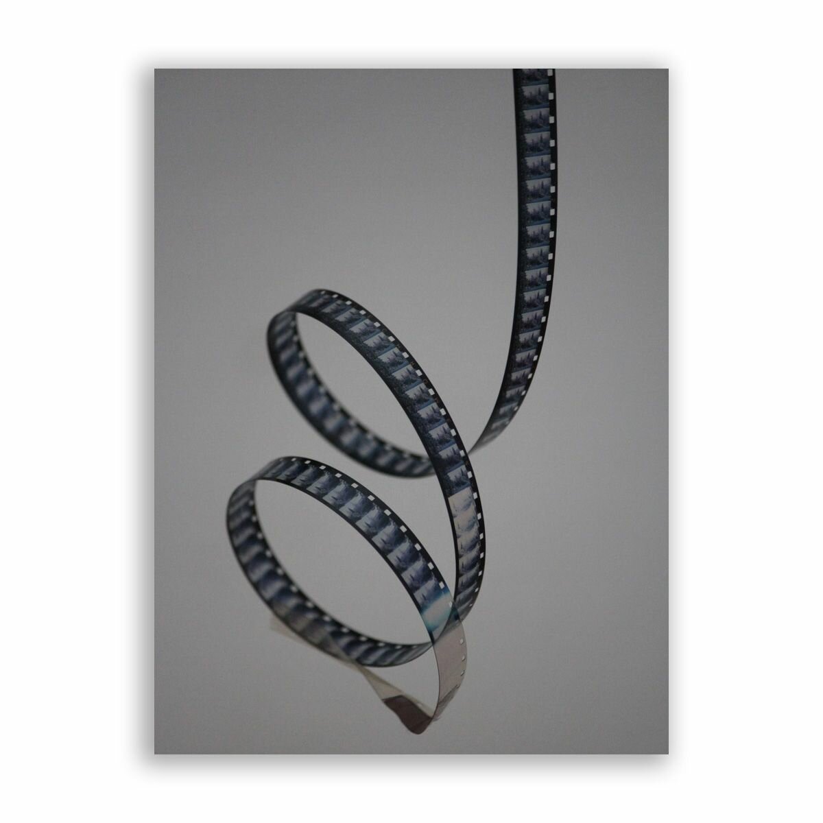 Постер, плакат на бумаге / Киноплёнка / Размер 30 x 40 см