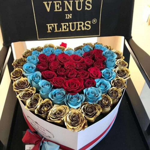 Букет Venus in Fleurs "Розы в шляпной коробке", 51 цветок, в форме сердца