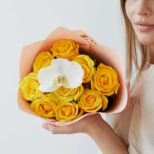 Букет Venus in Fleurs, желтые розы и орхидеи, 9 штук, высота 60 см
