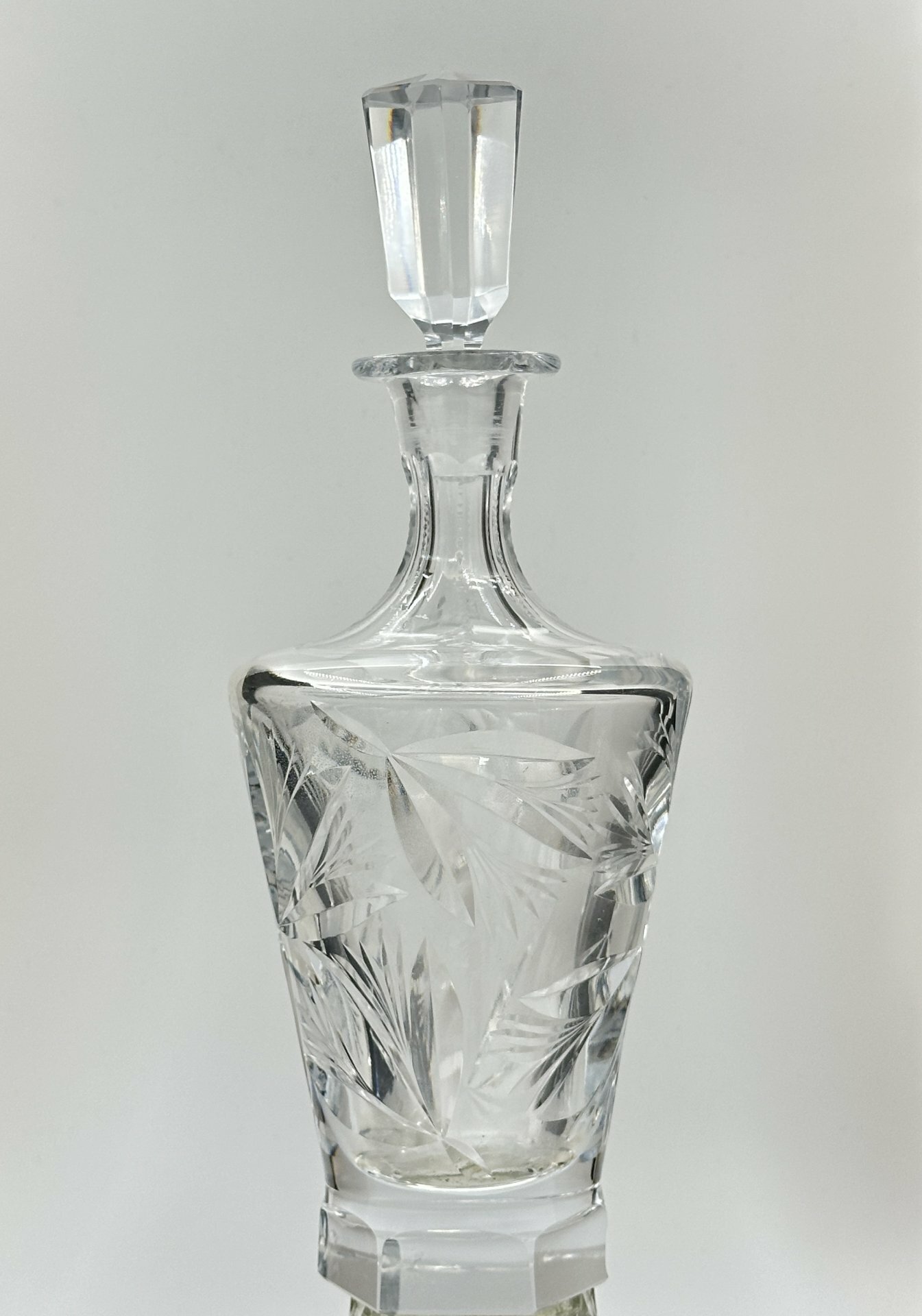 Штоф с резным цветочным декором, стекло, алмазная грань, СССР, 1960-1990 гг.