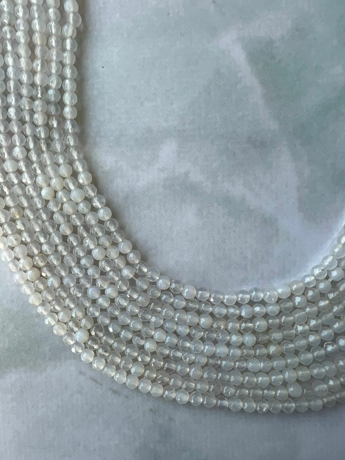 Бусины шар огранка 4мм. Натуральный камень Агат светло-серый. 90шт / 37 см / нить