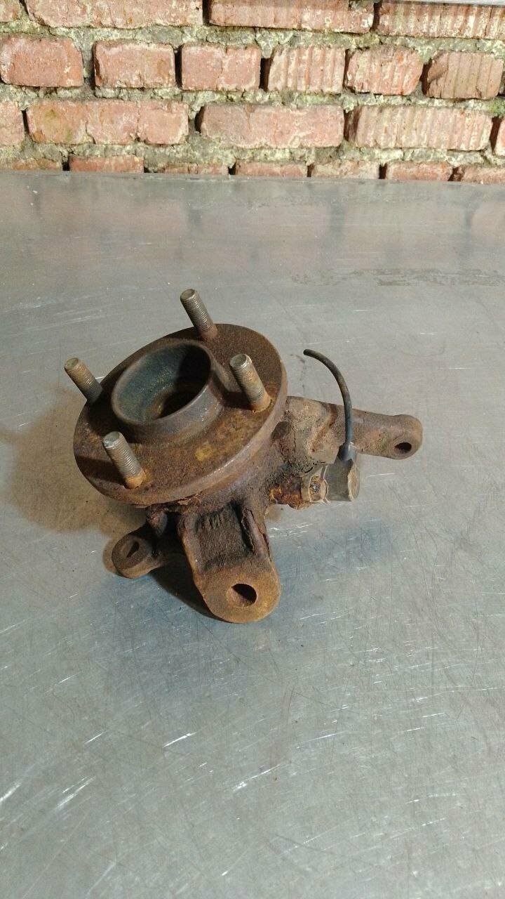 Кулак передний левый Nissan Almera N16 2000