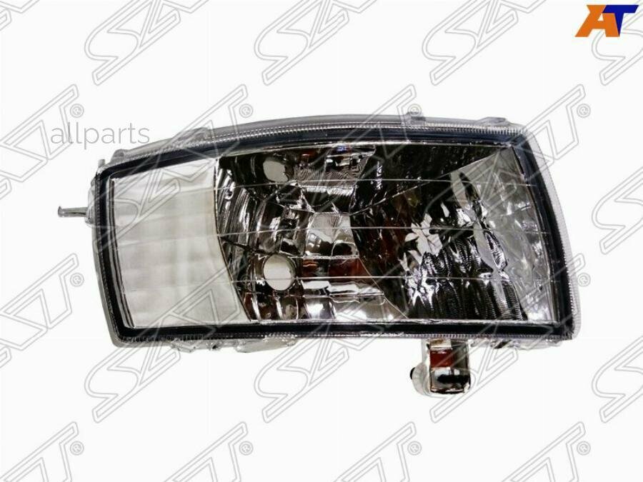 SAT ST-212-2031R Фара противотуманная (Справа) Toyota Corolla (E120) 02-04 / Corolla Fielder 02-04