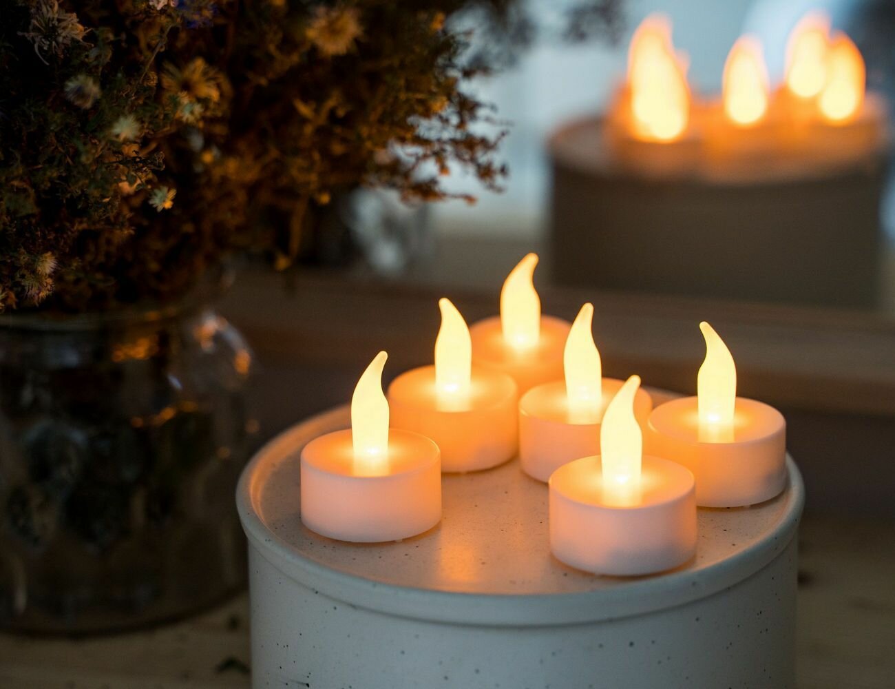 Свечи чайные, классические, с теплыми белыми LED-огнями, белые, 3.8х4.8 см, батарейки, набор 6 шт.