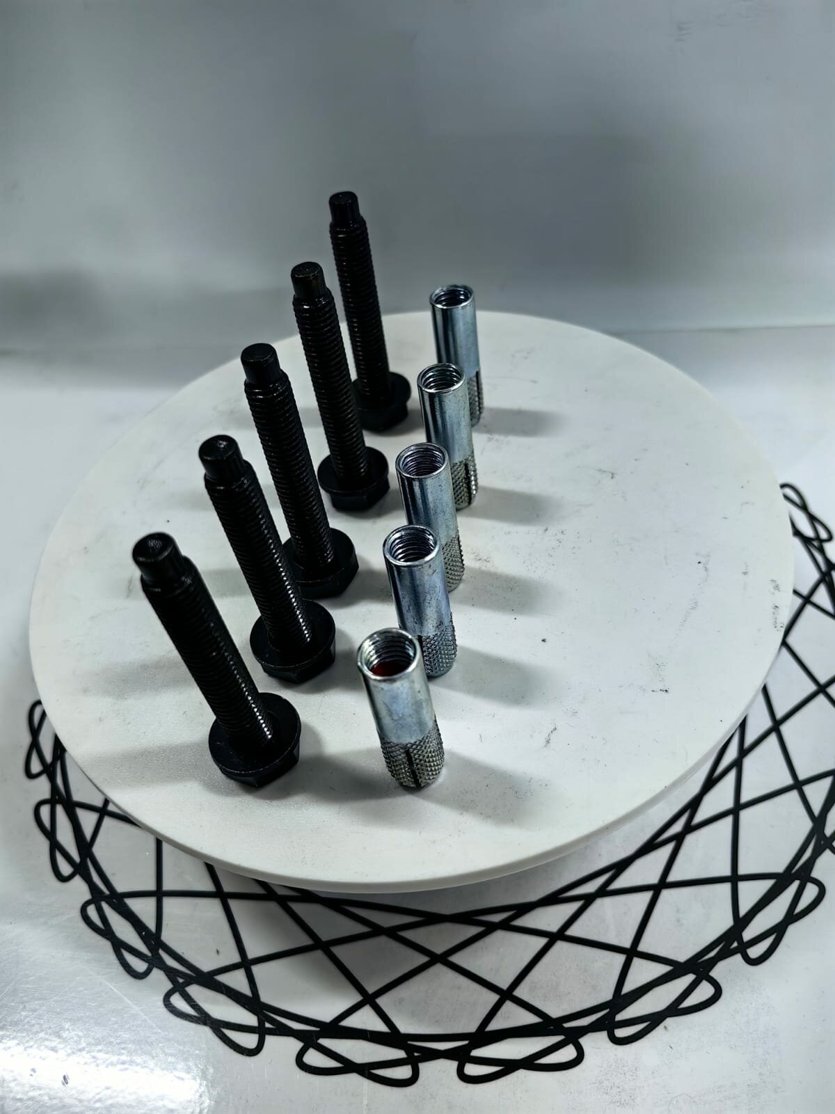 Болты черные(5шт.) M10 ход резьбы -1мм. длинна болта- 60мм.+шайбы(5штук)+дюбеля оцинкованные (5шт)