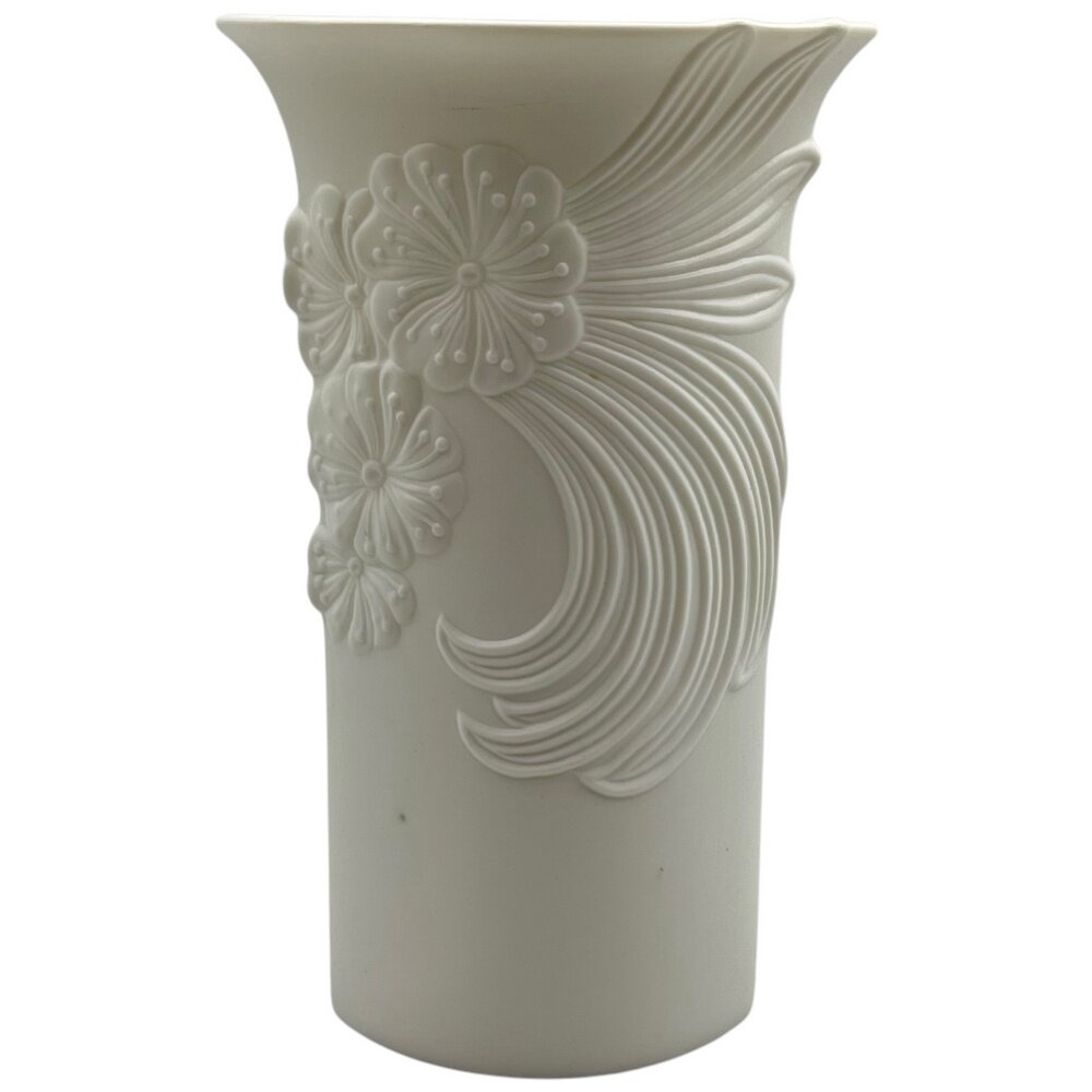 Ваза белая "Весна", 15 см, дизайнер Manfred Frey, бисквитный фарфор, 1979-1990 гг, Kaiser, Германия