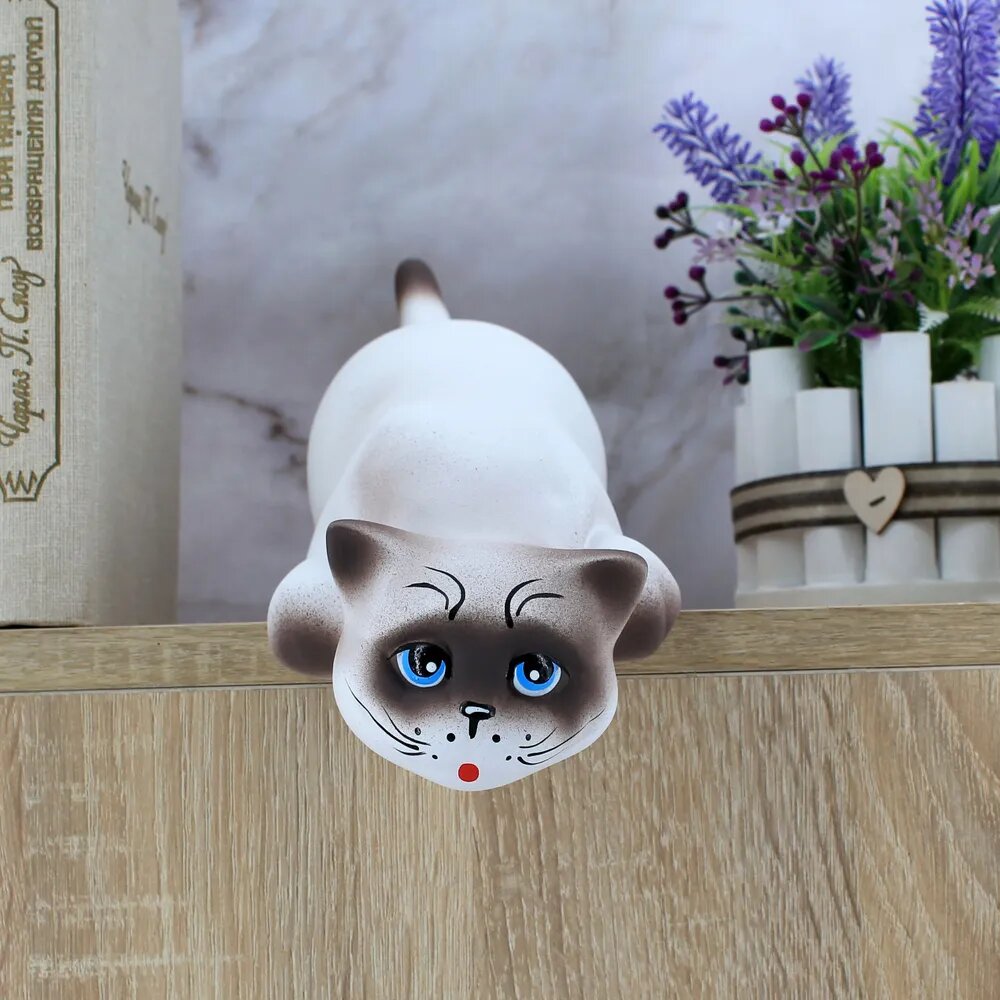 Интерьерная статуэтка , свисающая фигурка Кот Нырок , 22 см , керамика , ручная роспись , цвет белый с коричневым