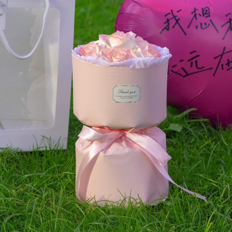 Букет из плюшевых игрушек «Клубничный мишка» с розами, засушенными цветами и мыльными цветами — подарок на День святого Валентина, подарок на 520-летие, подарок для девушки, подарок на Международный женский день/День богини.