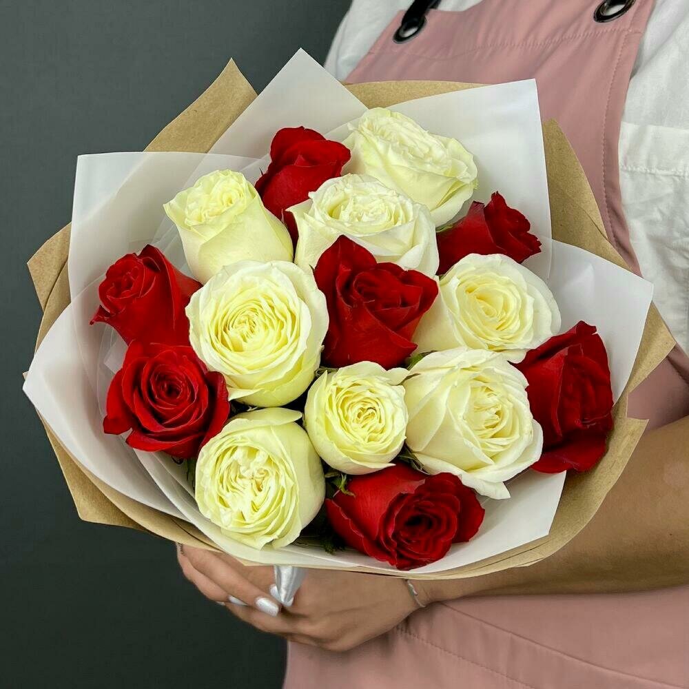 Букет живых цветов. Белые пионовидные Розы и красные одноголовые Розы 15 шт
