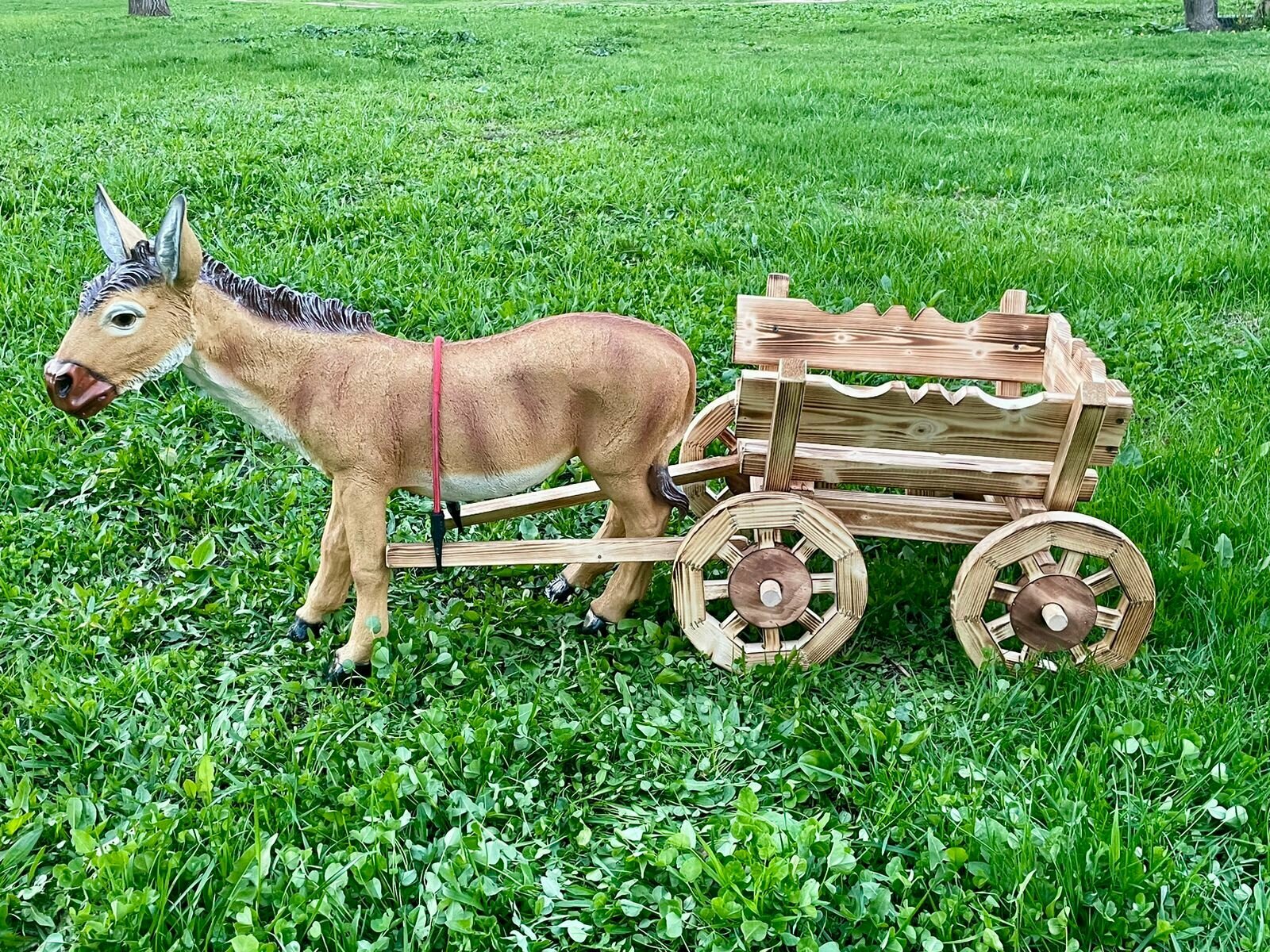 Садовая фигура Осел большой коричневый с тележкой.