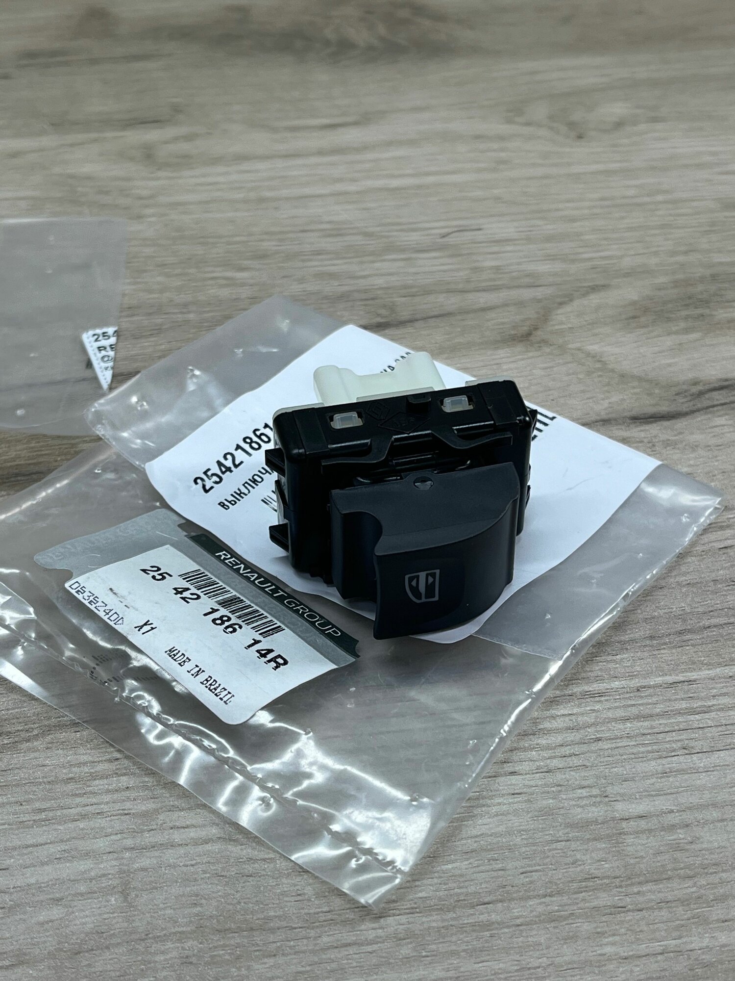 Кнопка / выключатель стеклоподъемника Renault ( рено )арт. 25 42 186 14R
