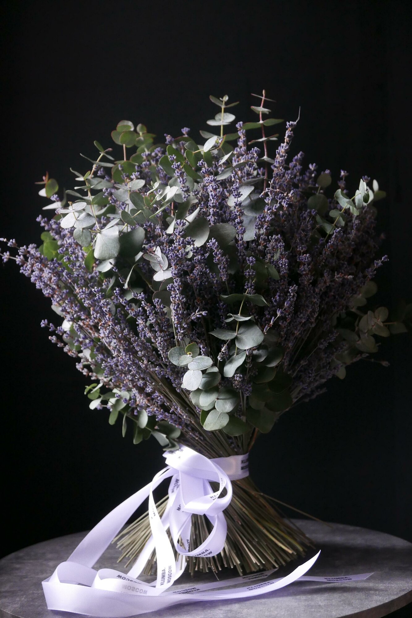 Большой букет лаванды с эвкалиптом от студии цветов клумба. москва